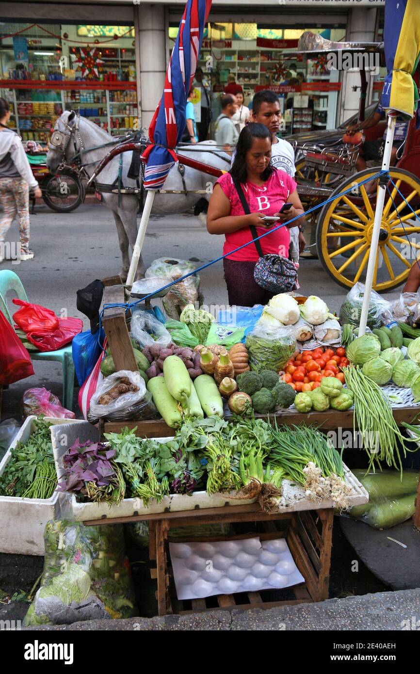 MANILA, PHILIPPINES - NOVEMBER 25, 2017: People visit Chinatown ...