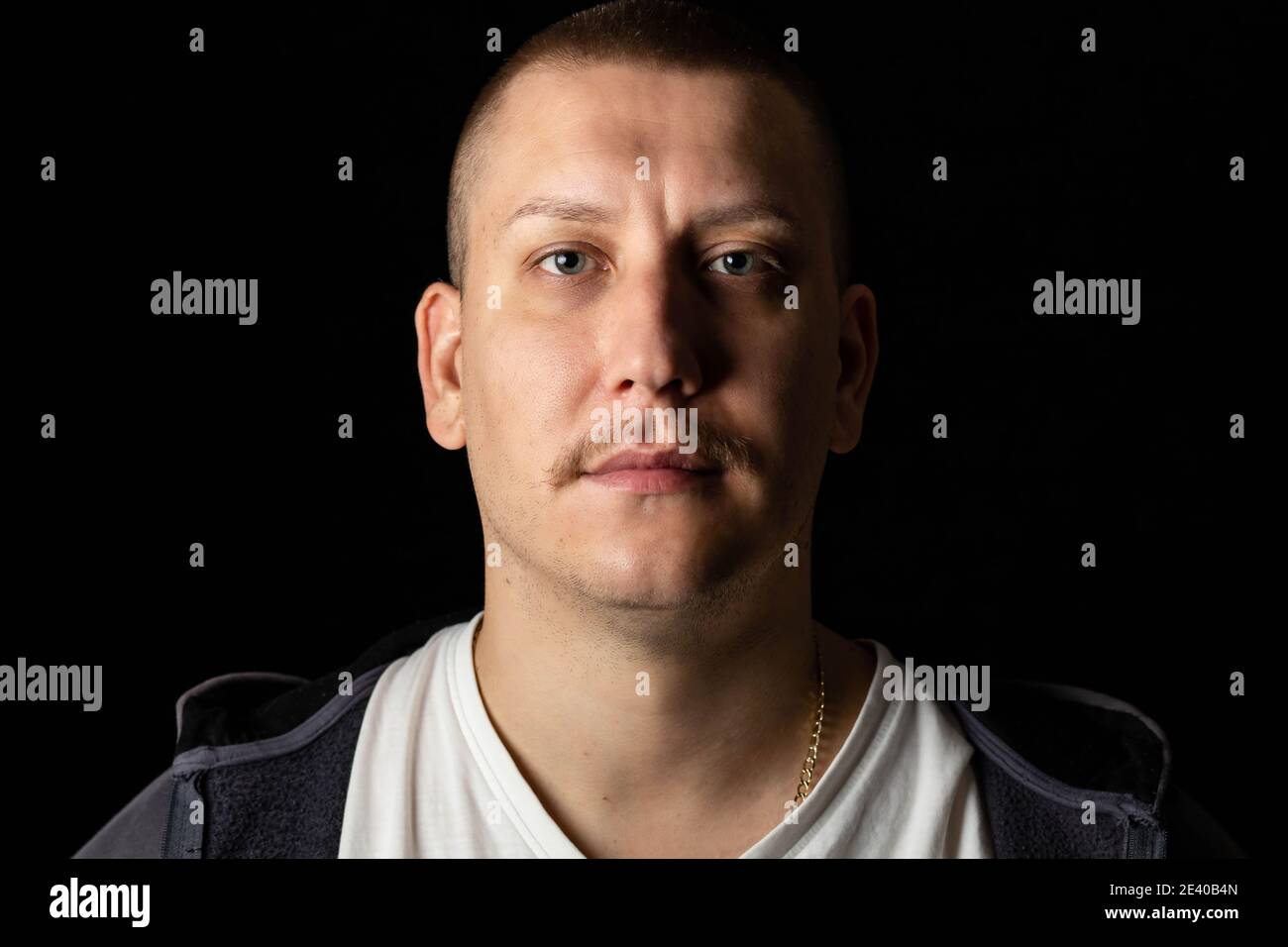 Dark background portrait hi-res stock photography and images - Alamy