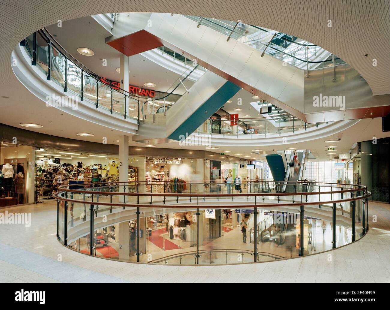 Architettura interna del centro commerciale hi-res stock photography ...