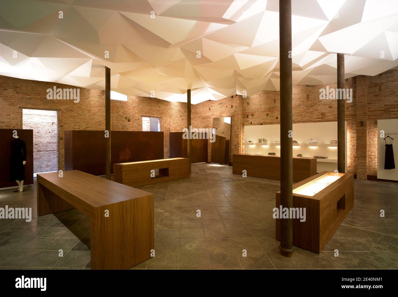 Iluminación del techo hi-res stock photography and images - Alamy