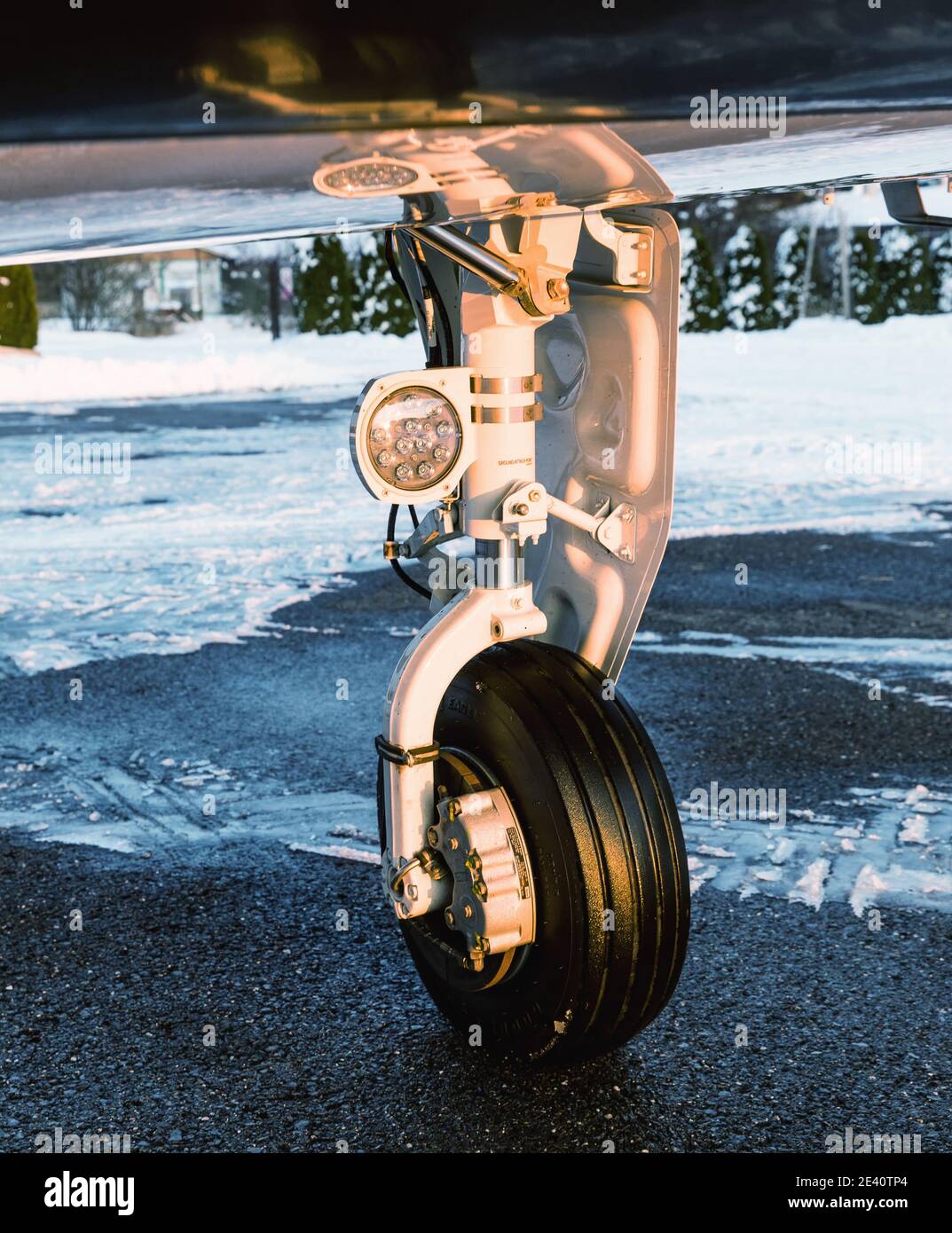 Cockpit view small plane landing hi-res stock photography and images ...