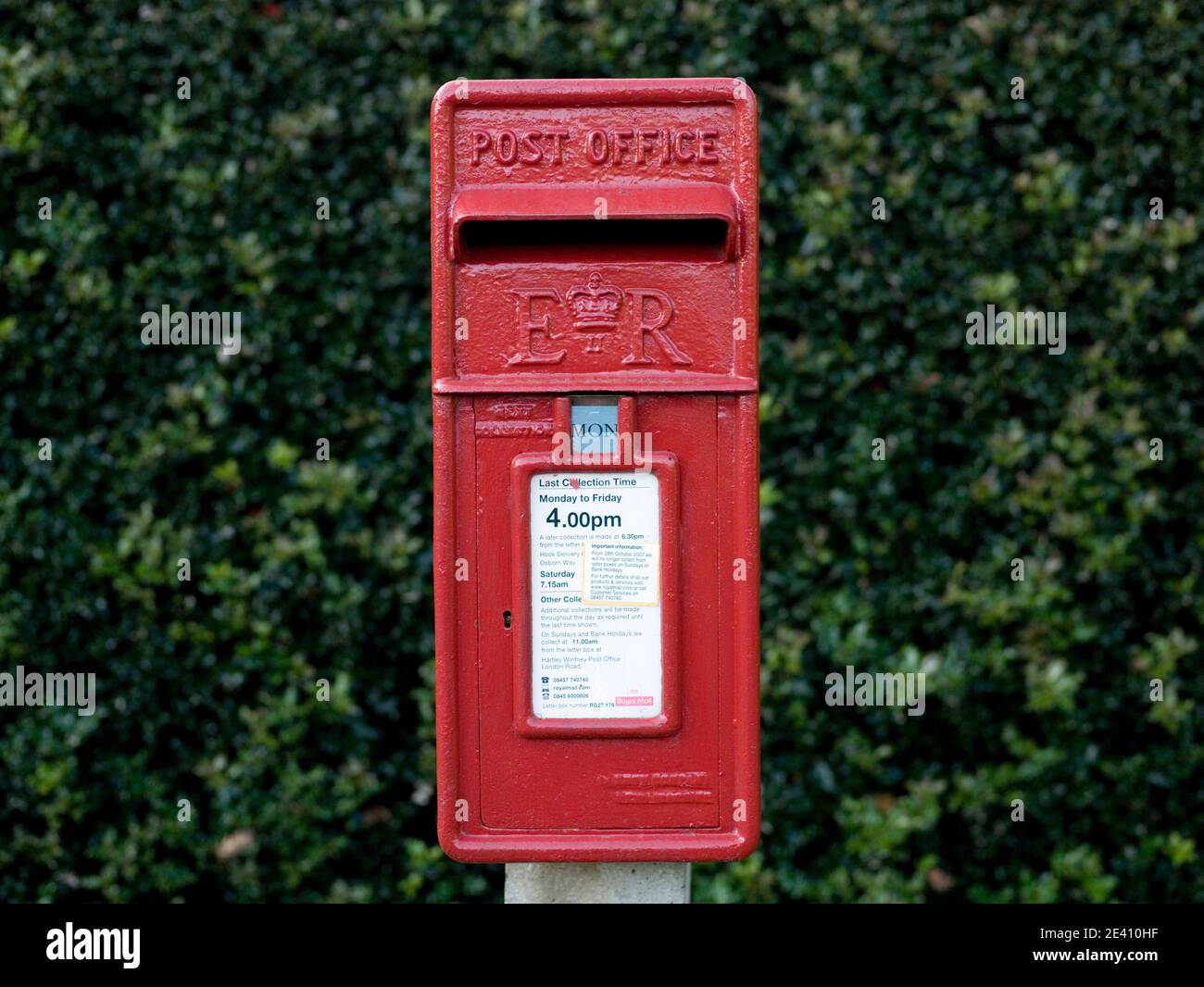 Traditional British Post Box Stock Photo - Alamy