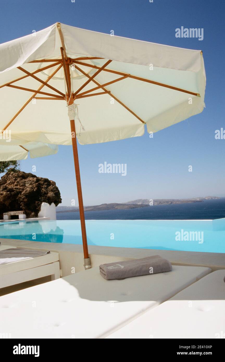 Parasol by swimming pool Stock Photo - Alamy