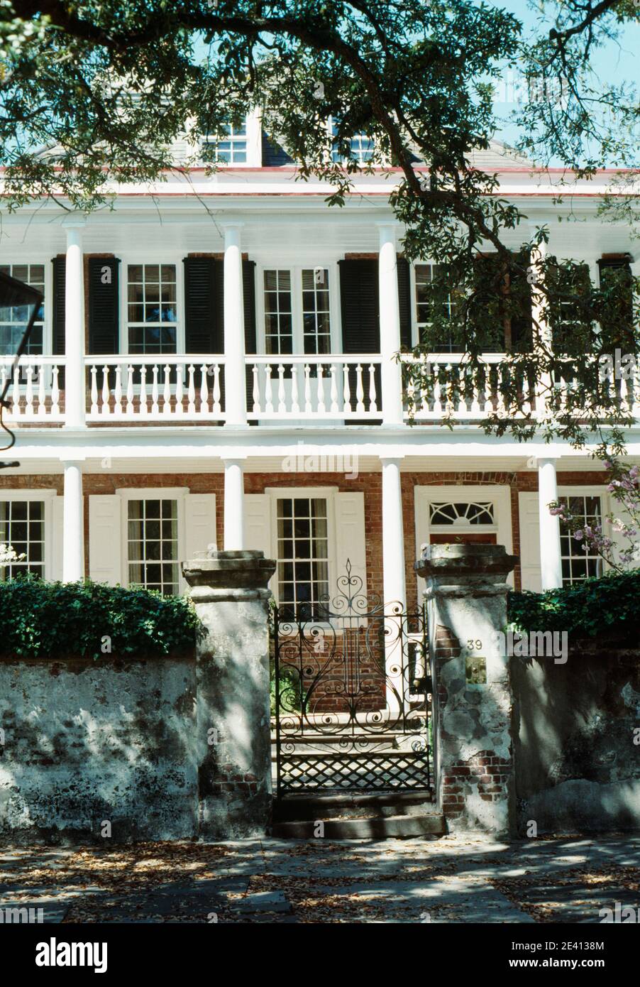 Charleston single house hi-res stock photography and images - Alamy