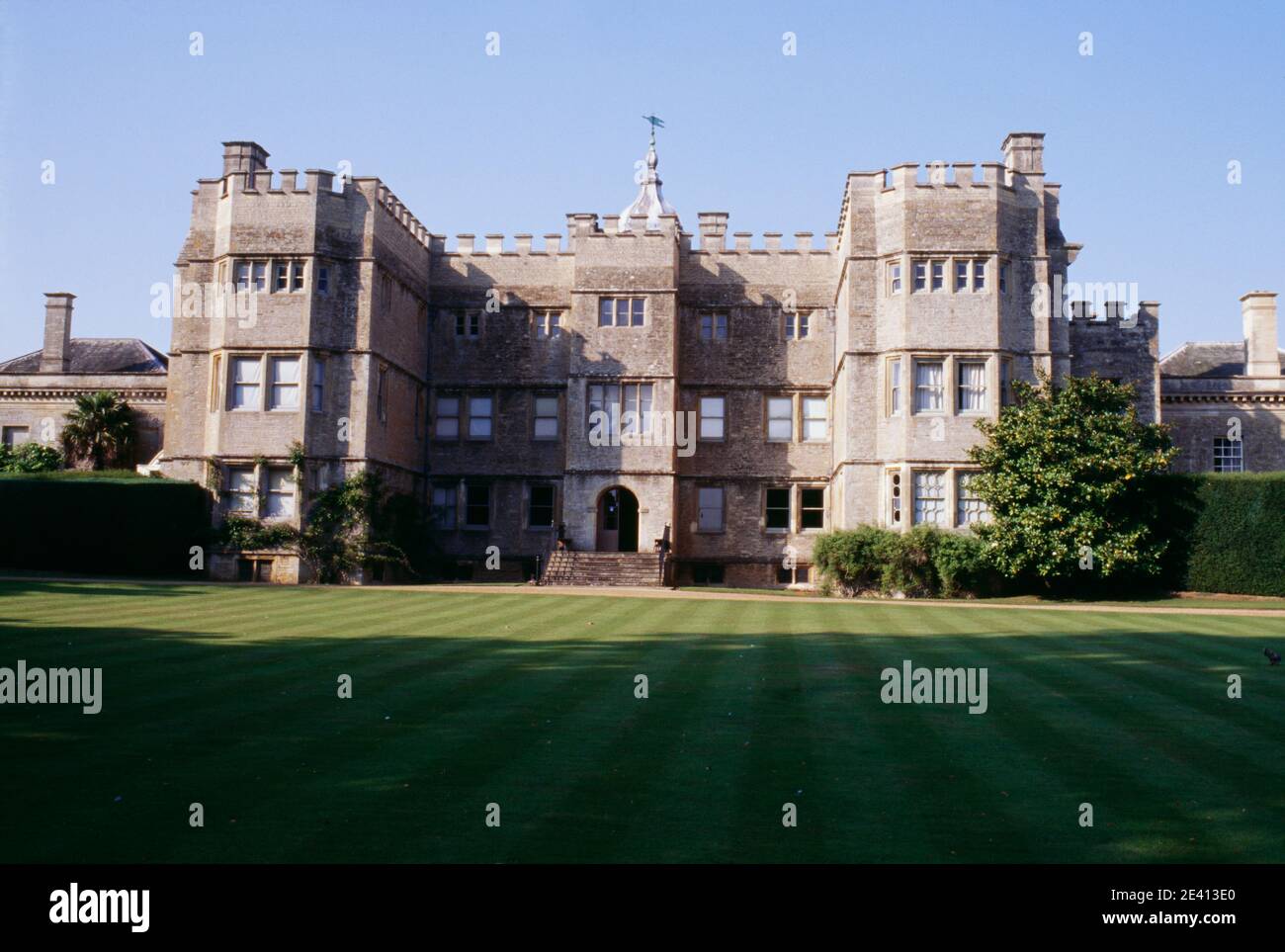 Wing on either side hi-res stock photography and images - Alamy