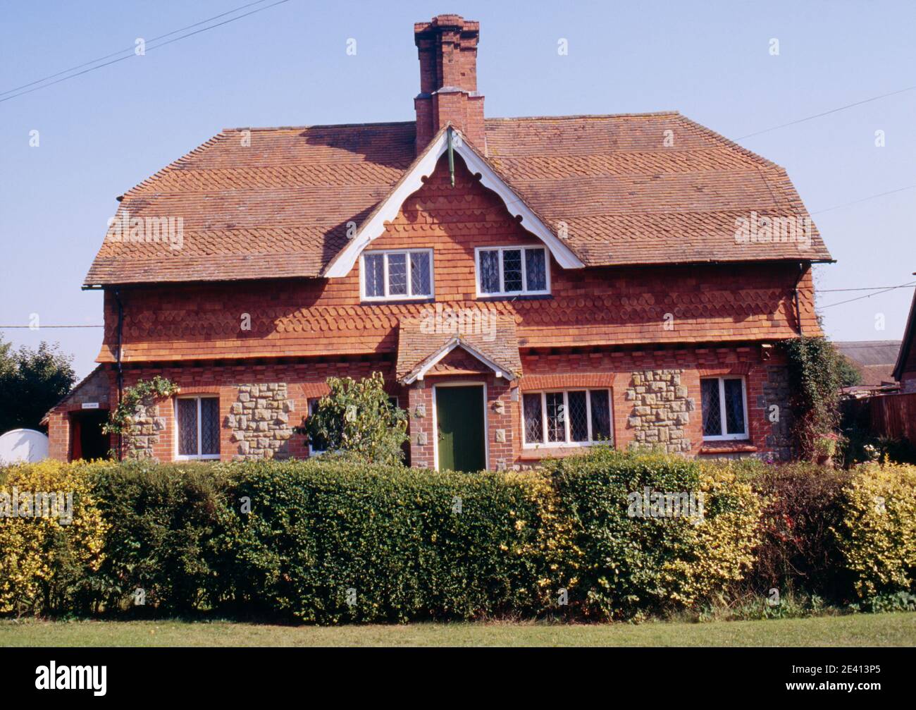 C 1900 tile hung cottage central chimney, rural, stedham sussex Stock ...