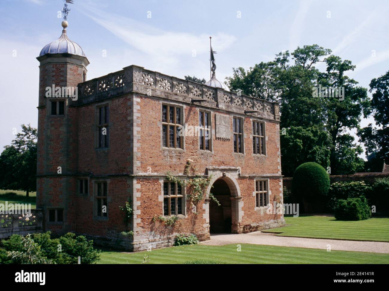 Gatehouse, faÁade facing the house, built by sir thomas lucy. Brick ...