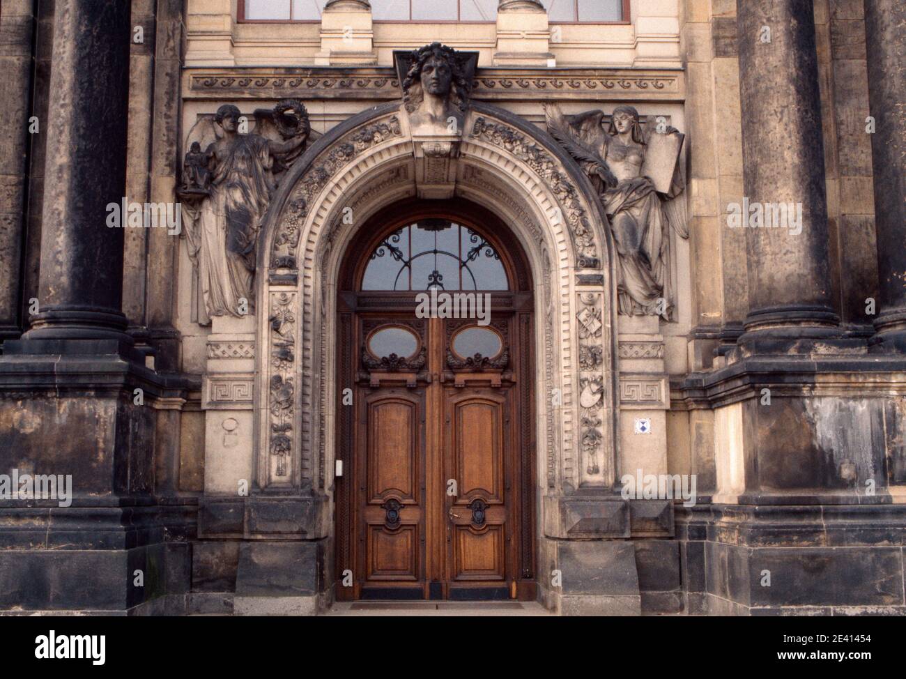 Portal occidental hi-res stock photography and images - Alamy