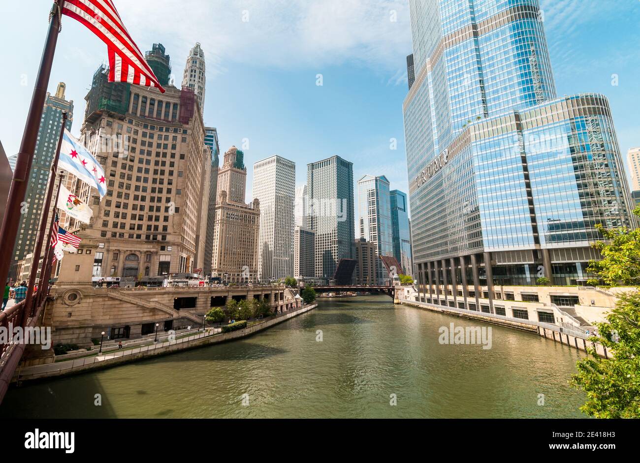 Chicago riverwalk river trump tower hi-res stock photography and images ...