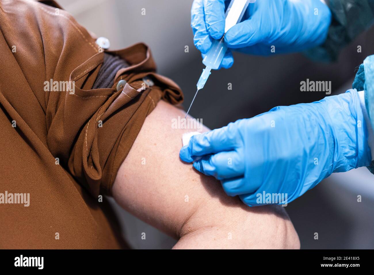 Doctor Giving A Drug Injection High Resolution Stock Photography and ...