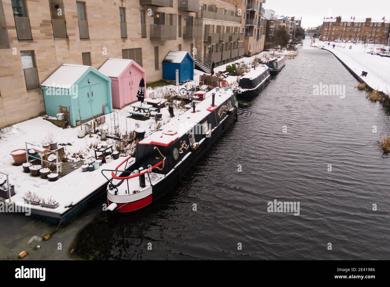 Barges on the Edinburgh union canal with snow Stock Photo - Alamy