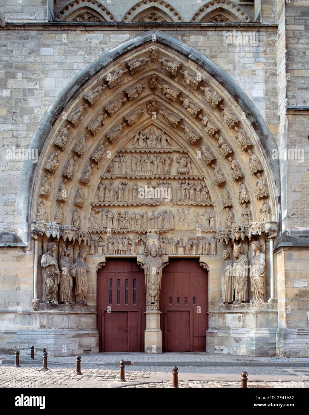 Tympanum and lintel gothic hi-res stock photography and images - Alamy