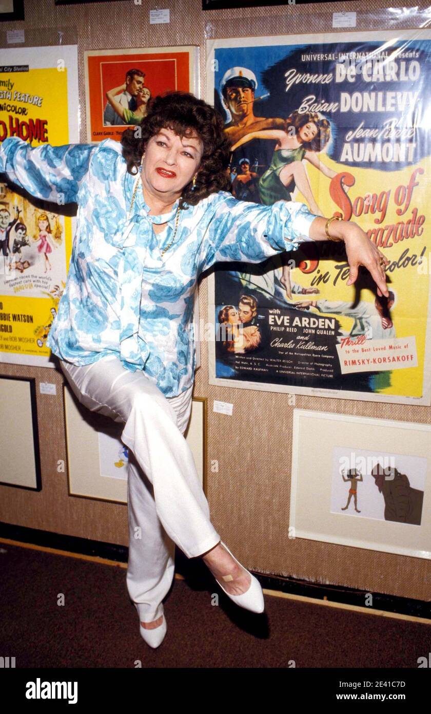 Yvonne De Carlo 1987 Credit: Ralph Dominguez/MediaPunch Stock Photo - Alamy
