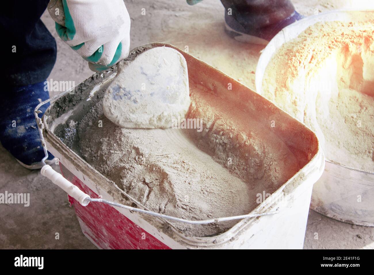 Man mixes glue with concrete Stock Photo - Alamy