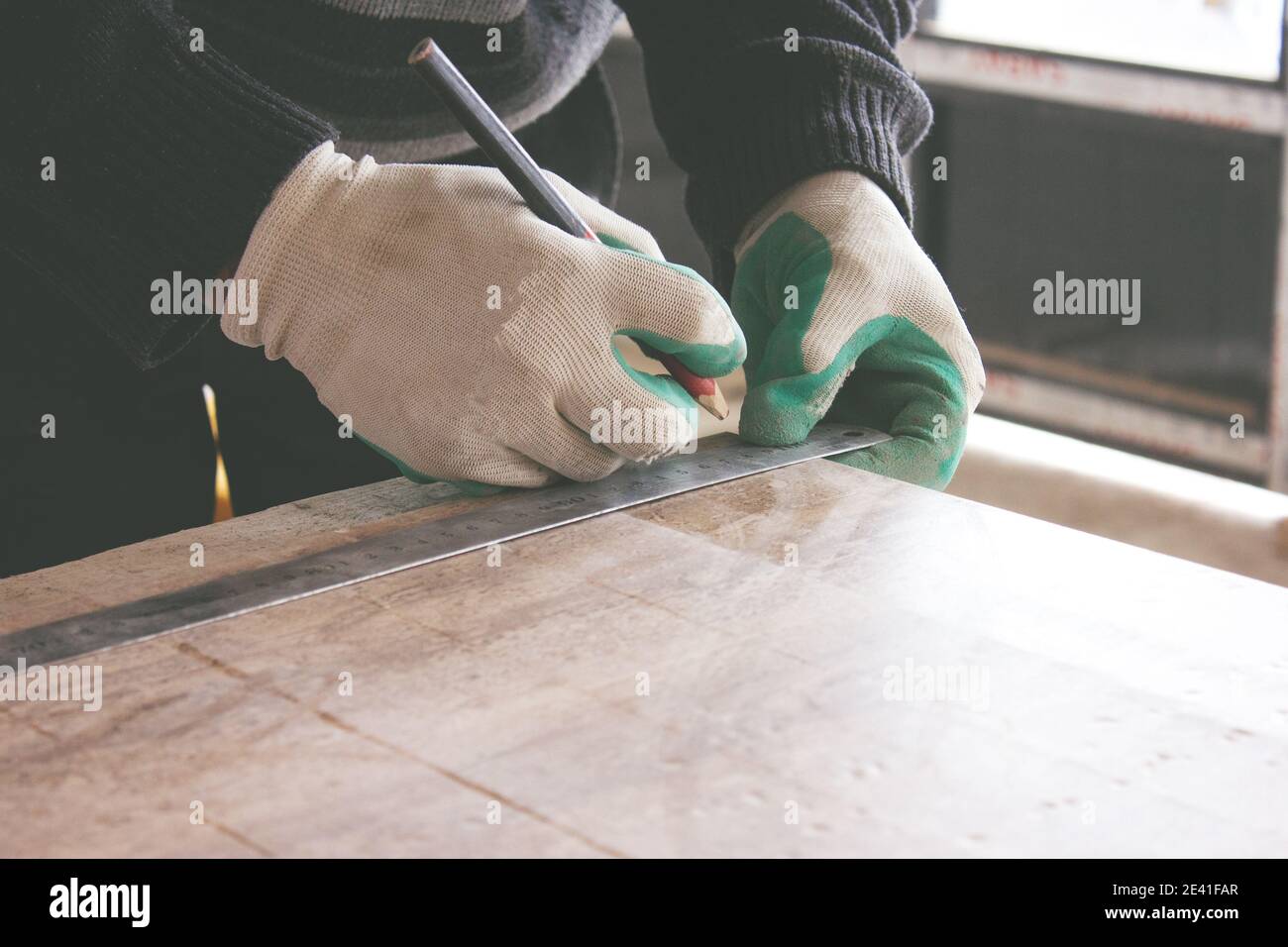 man marks the tile tile with a pencil Stock Photo - Alamy