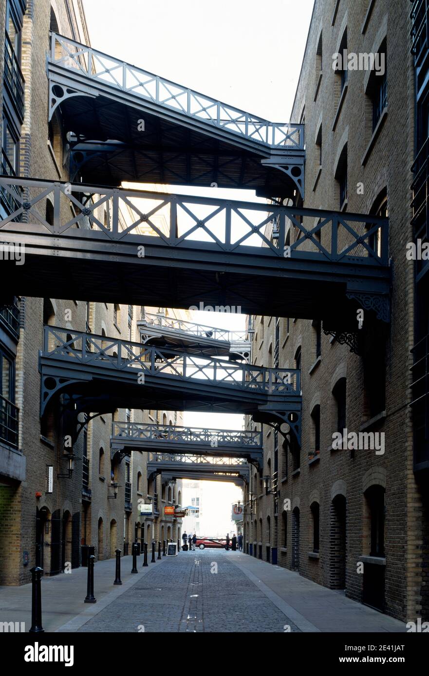 London warehouse alley hi-res stock photography and images - Alamy