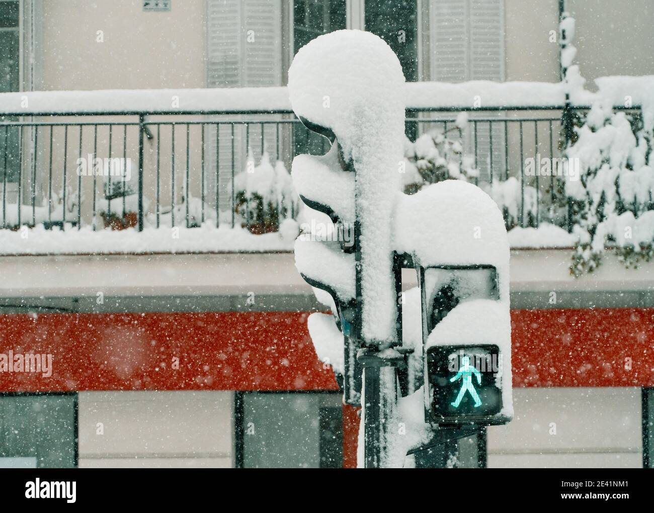 Traffic lights under snow hi-res stock photography and images - Alamy