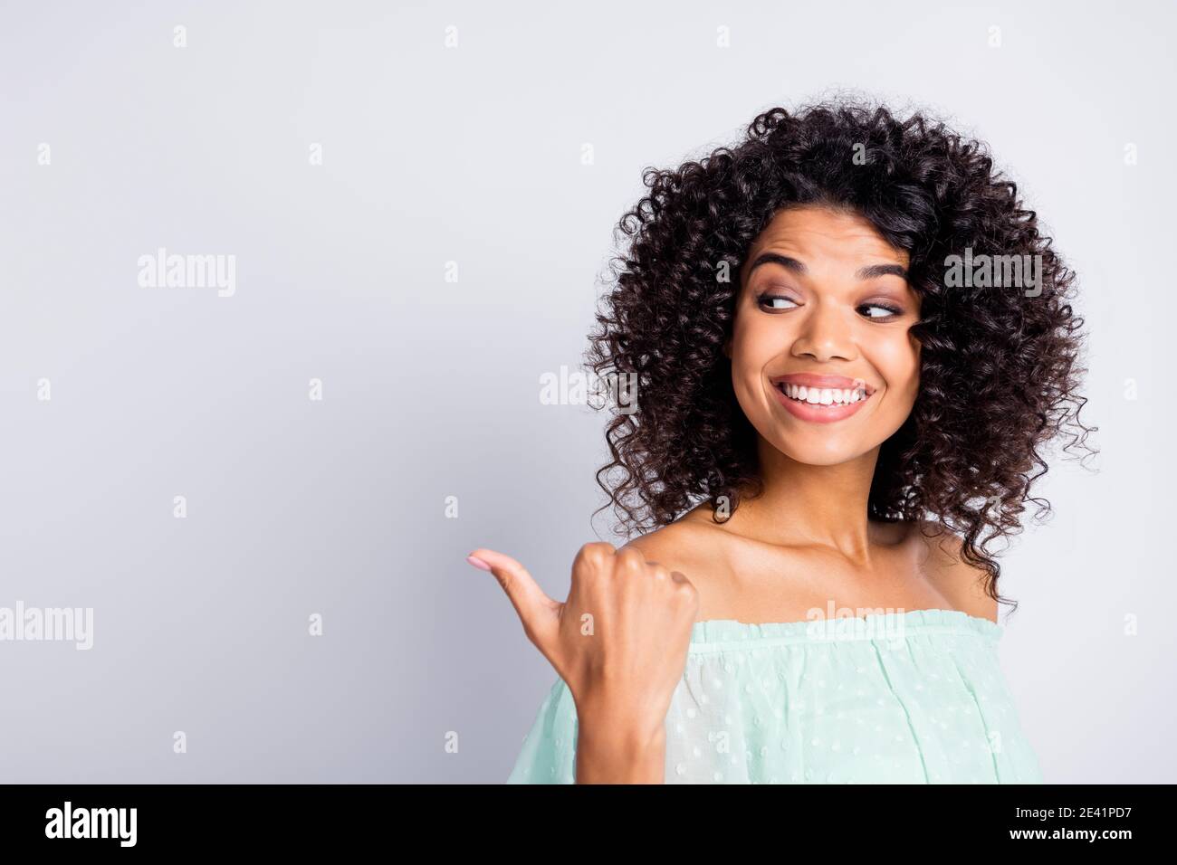 Photo portrait of girl looking pointing thumb behind back at blank ...