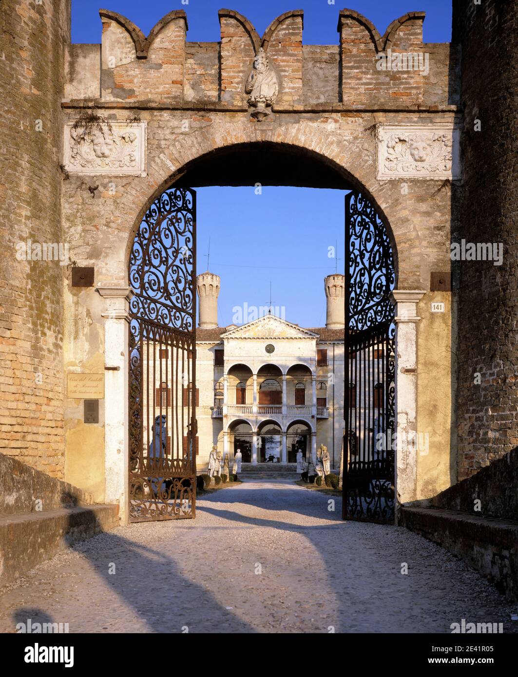 See durch tor hi-res stock photography and images - Alamy