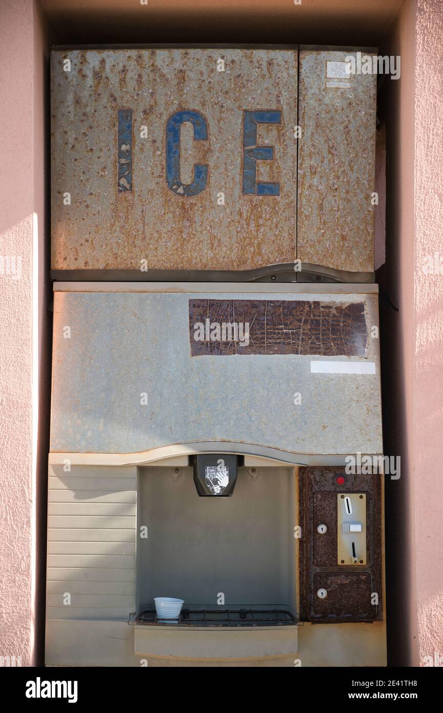 Retro ice machine hi-res stock photography and images - Alamy