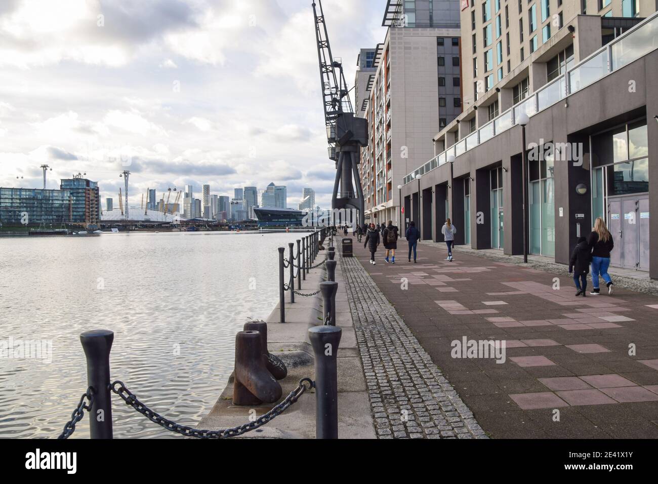 London Docklands promenade, daytime view Stock Photo - Alamy