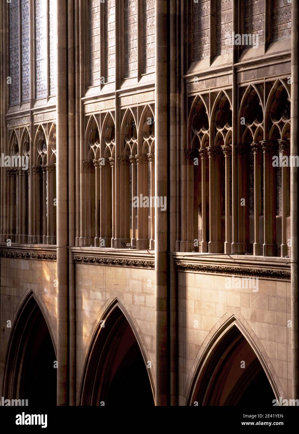 Mittelschiff, Triforium an der Nordwand Stock Photo - Alamy