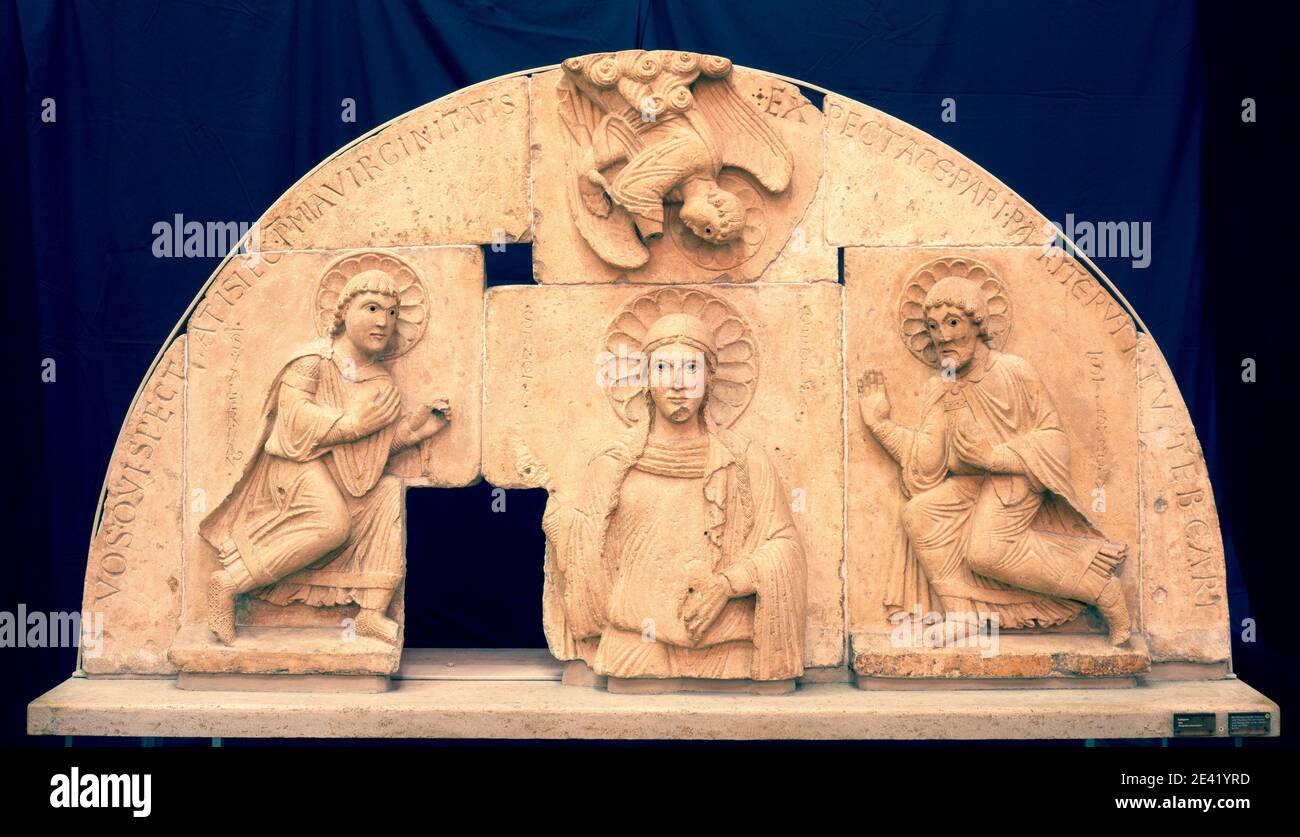 Tympanon architektur hi-res stock photography and images - Alamy