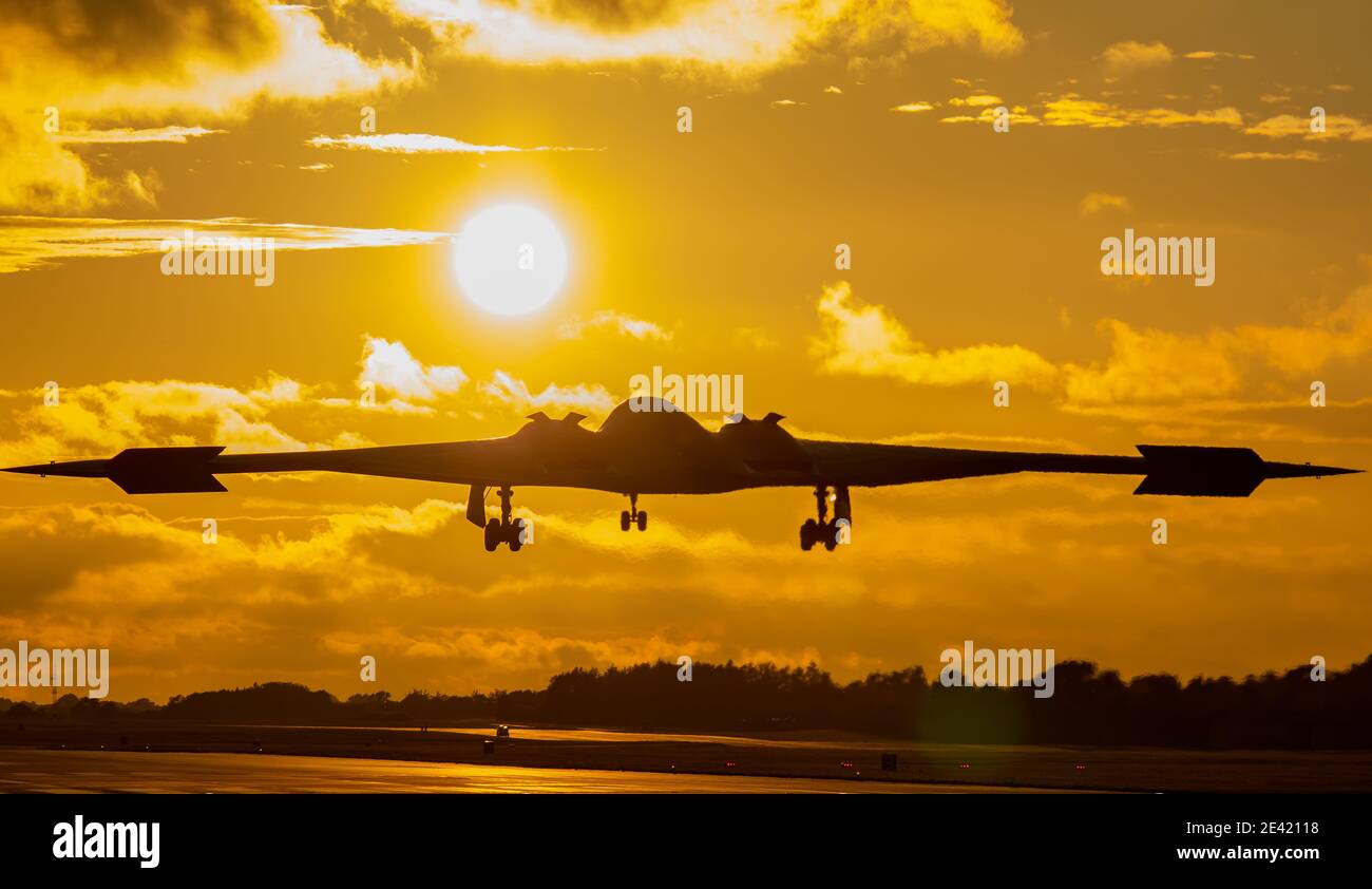 B2 Bomber plane landing into setting sun uk Stock Photo - Alamy