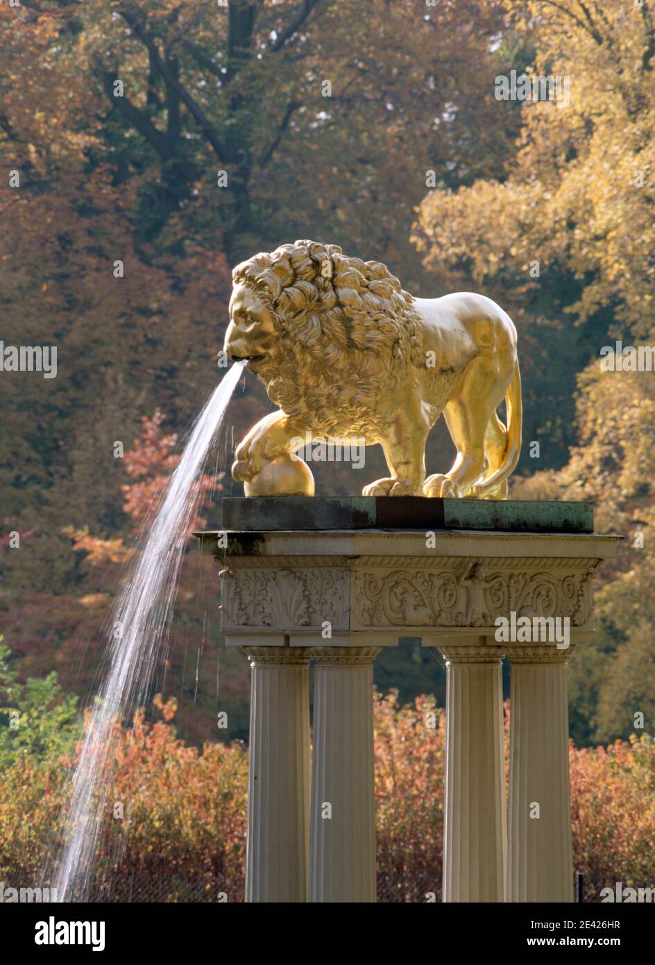 Landschaftspark von Peter Joseph Lenne, Löwenfontäne Stock Photo - Alamy