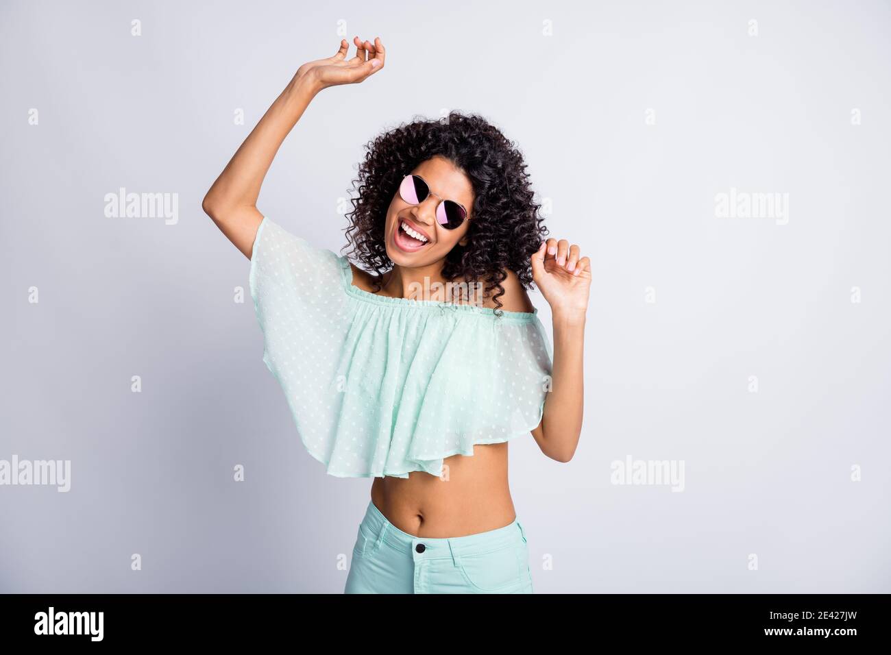 Photo portrait of happy cheerful mulatto girl with curly hairstyle ...