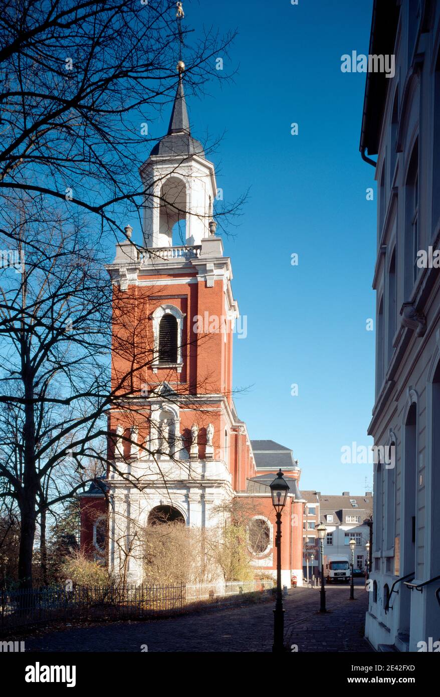 Pfarrkirche St. Michael, Blick von Westen Stock Photo - Alamy