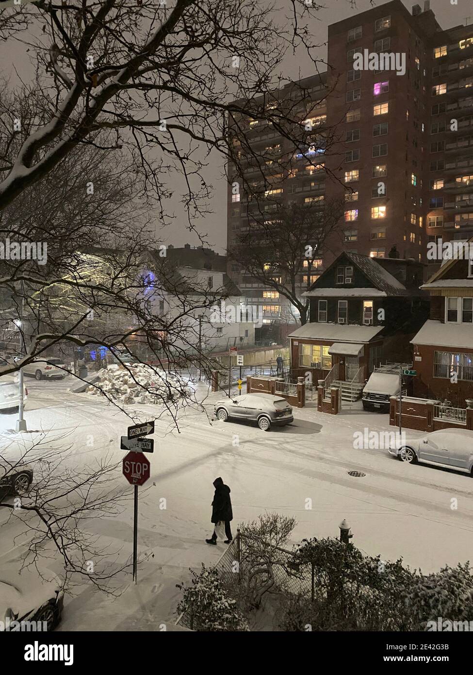 Snowy neighborhood street hi-res stock photography and images - Alamy