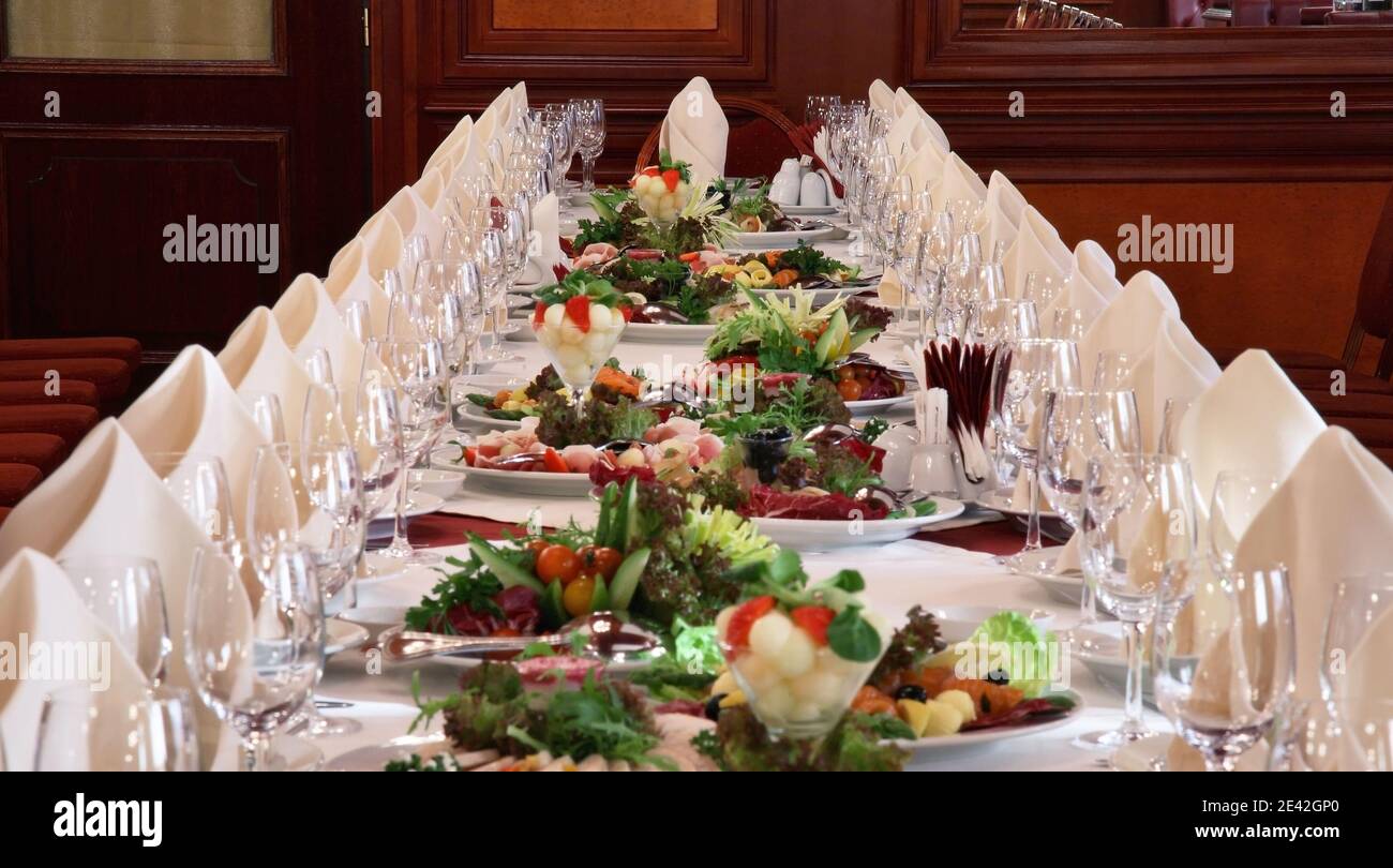 Banquette table setting hi-res stock photography and images - Alamy