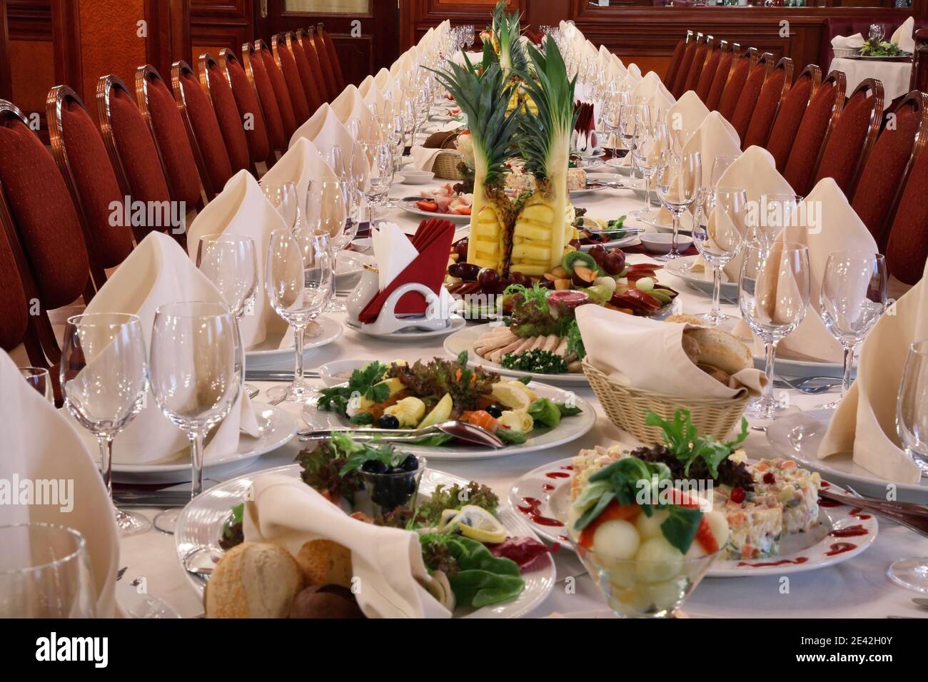 Banquette table setting hi-res stock photography and images - Alamy