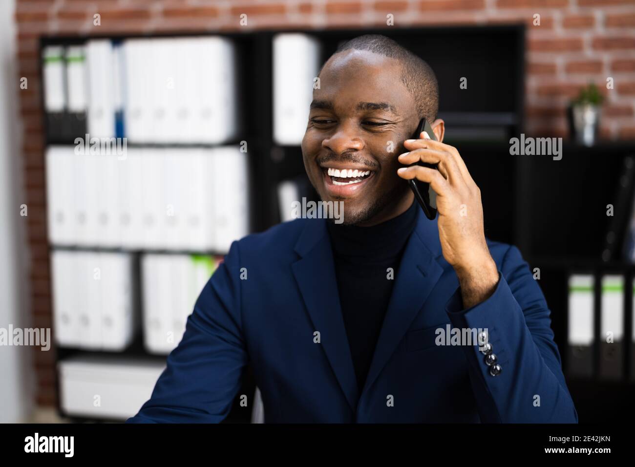 Black american mobile phone hi-res stock photography and images - Alamy