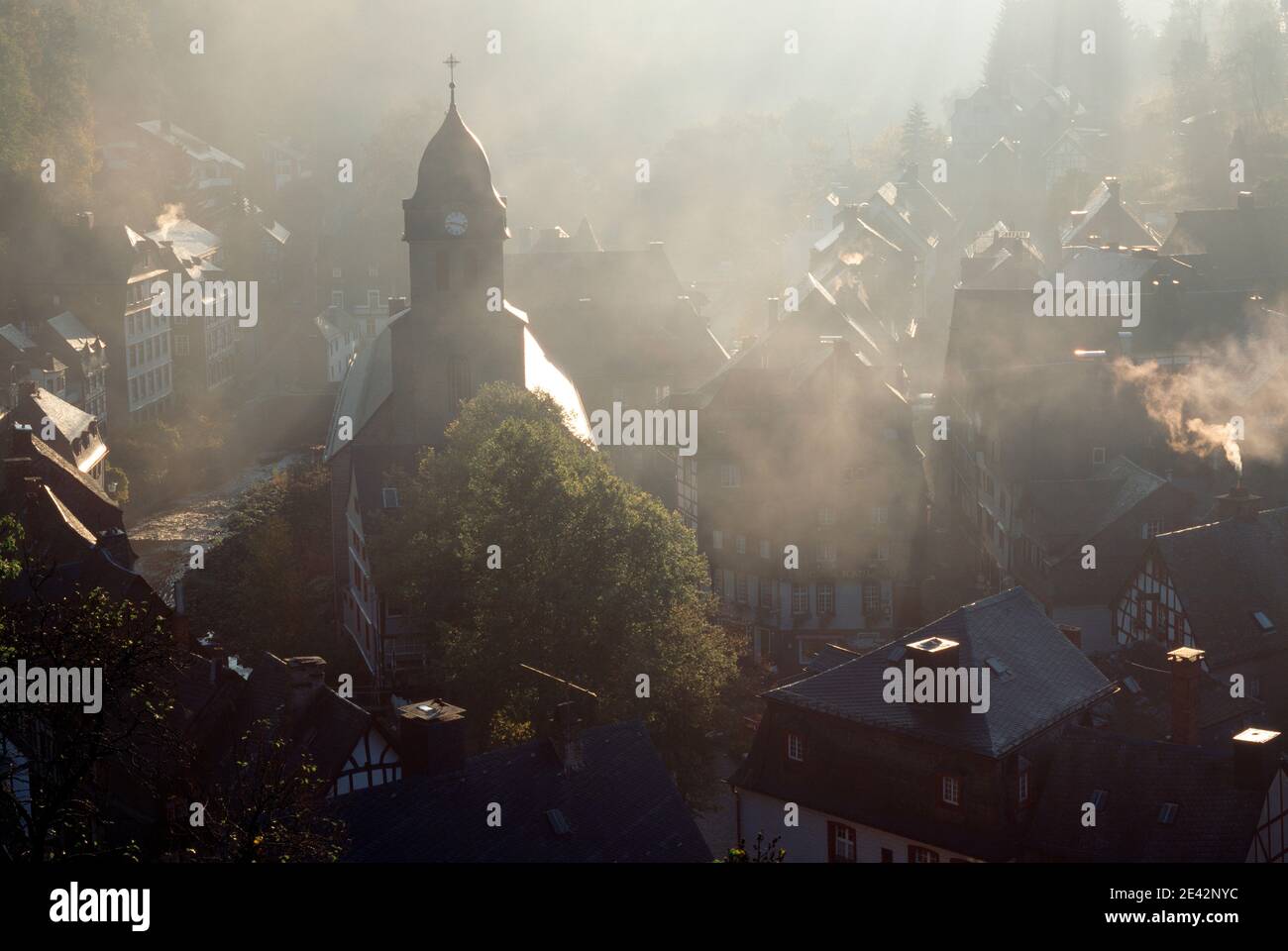 Dorf nebel hi-res stock photography and images - Alamy