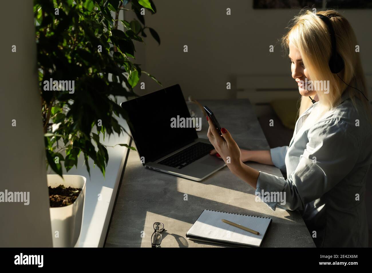 Customer support face over hi-res stock photography and images - Alamy