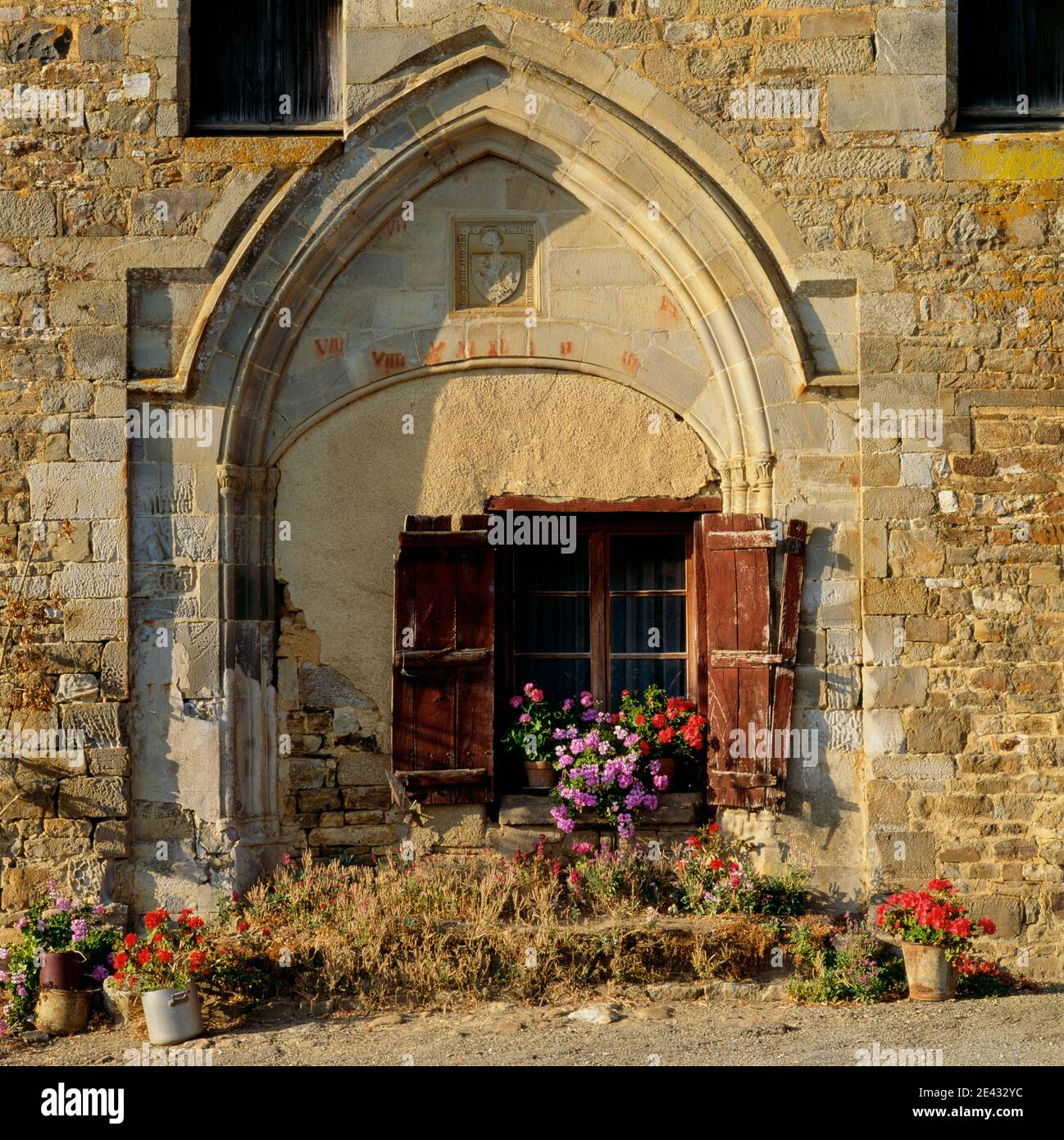 Flowers arched structure flower hi-res stock photography and images - Alamy