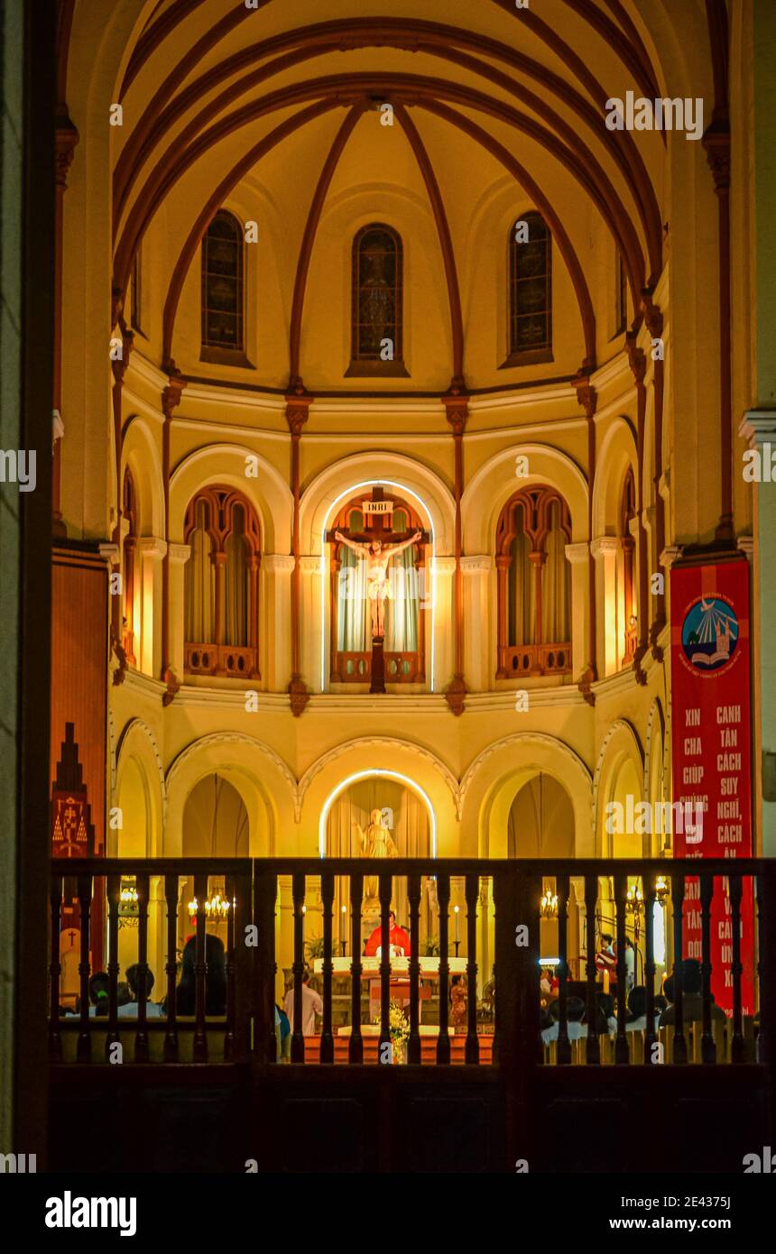 Inside notre dame cathedral hi-res stock photography and images - Alamy