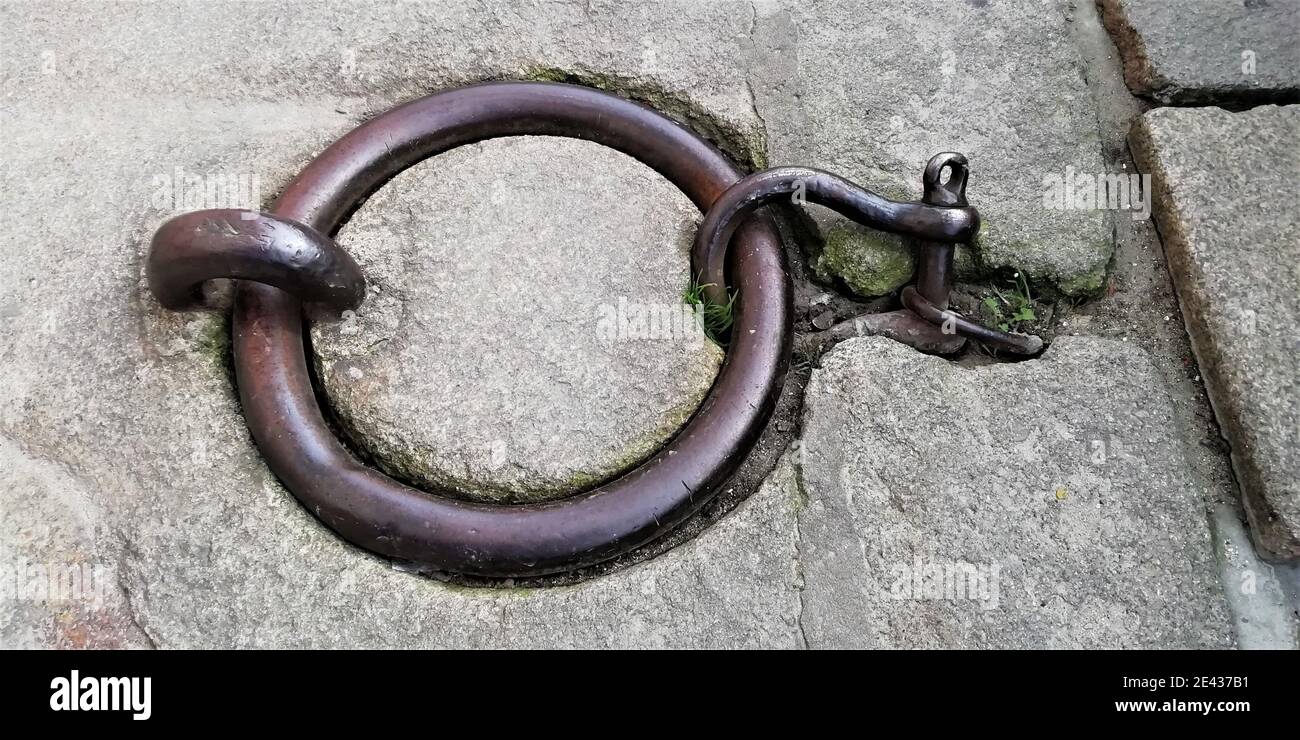 Mooring ring metal concrete hi-res stock photography and images - Alamy