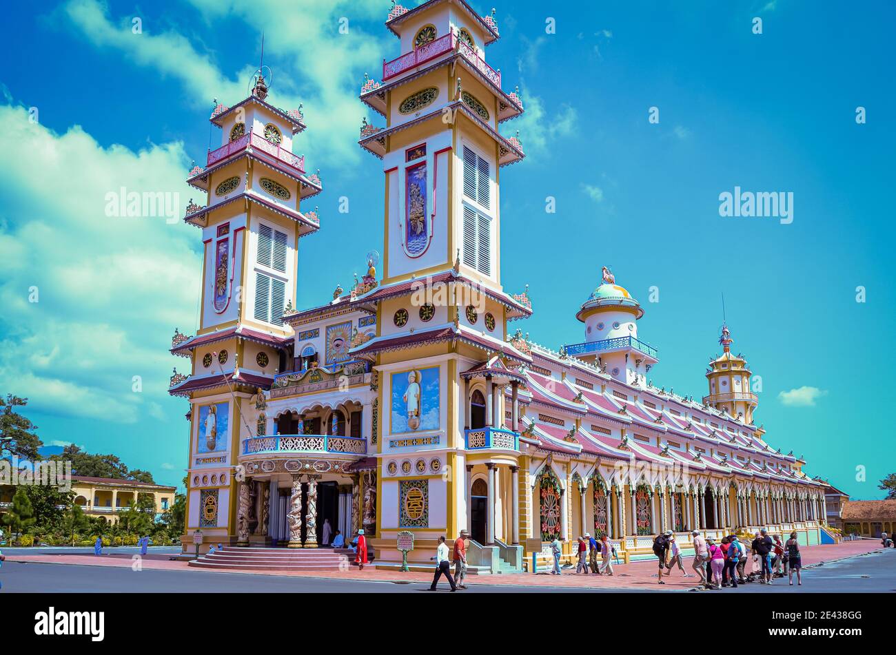 Cao dai hi-res stock photography and images - Alamy
