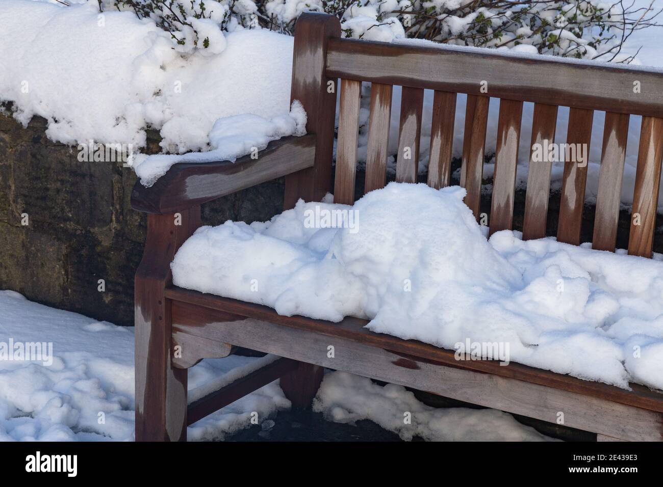 Wooden garden seat hi-res stock photography and images - Alamy