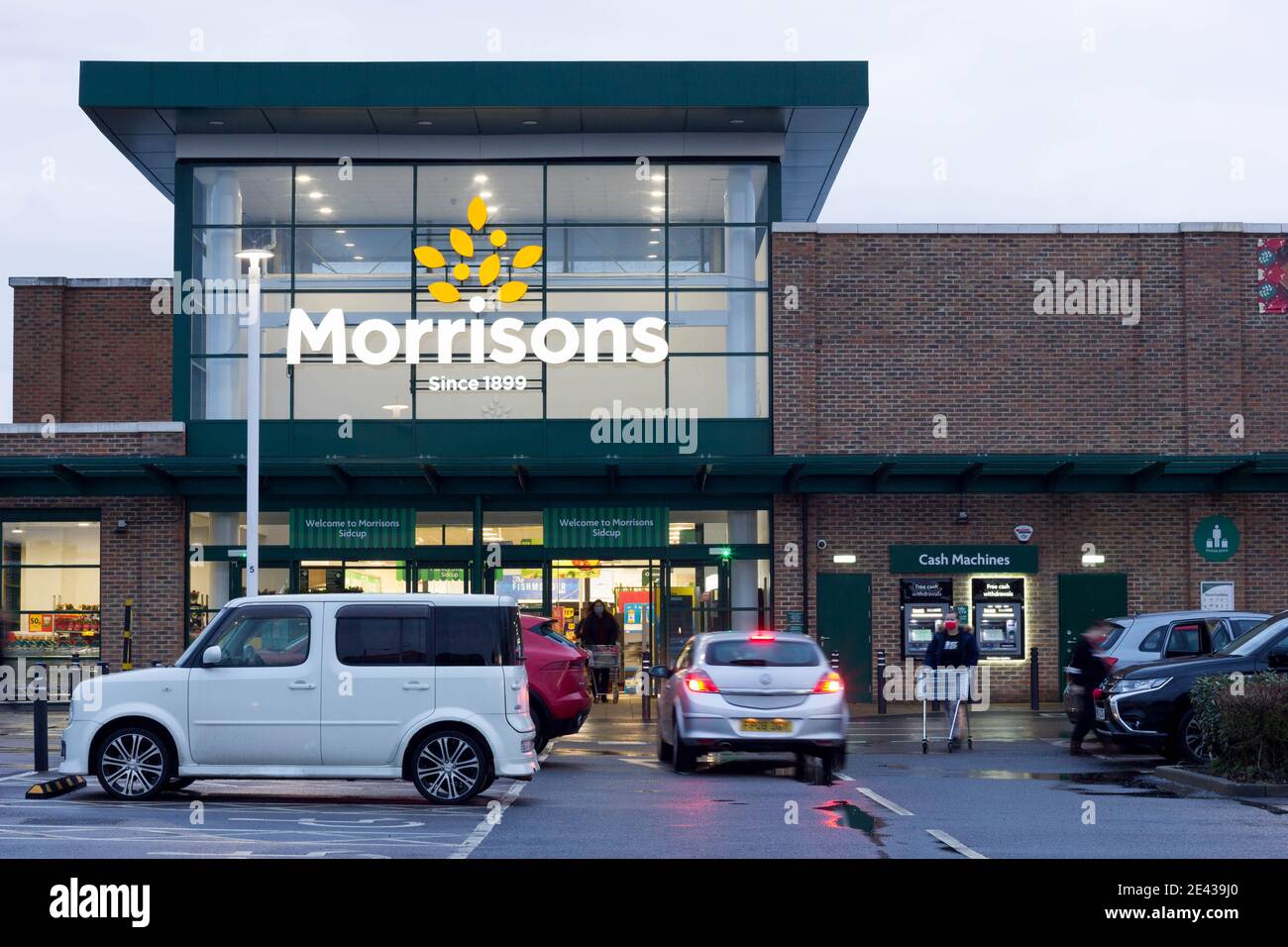 Shoppers morrisons supermarket hi-res stock photography and images - Alamy
