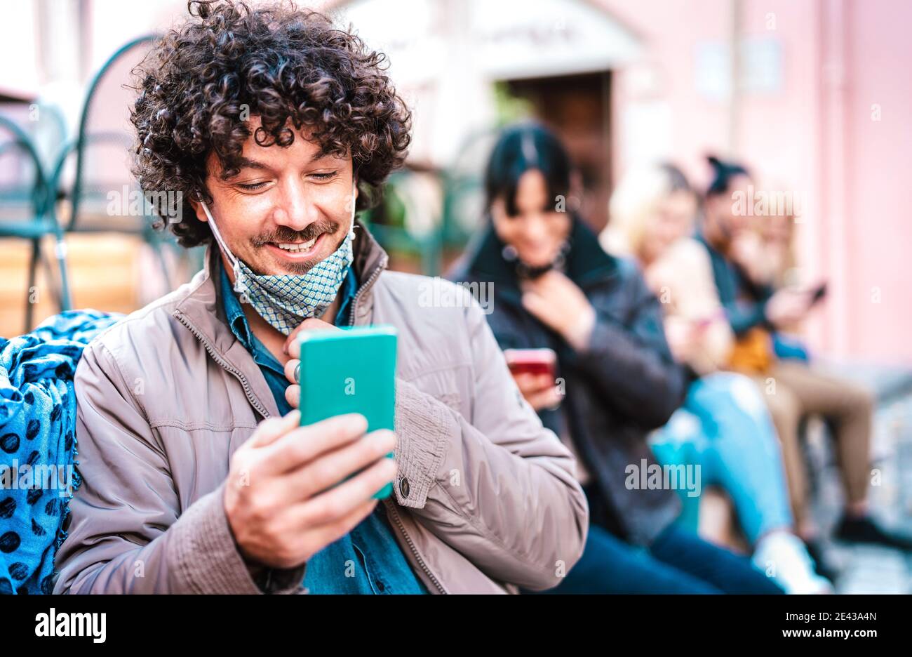 Man watching cellphone hi-res stock photography and images - Alamy