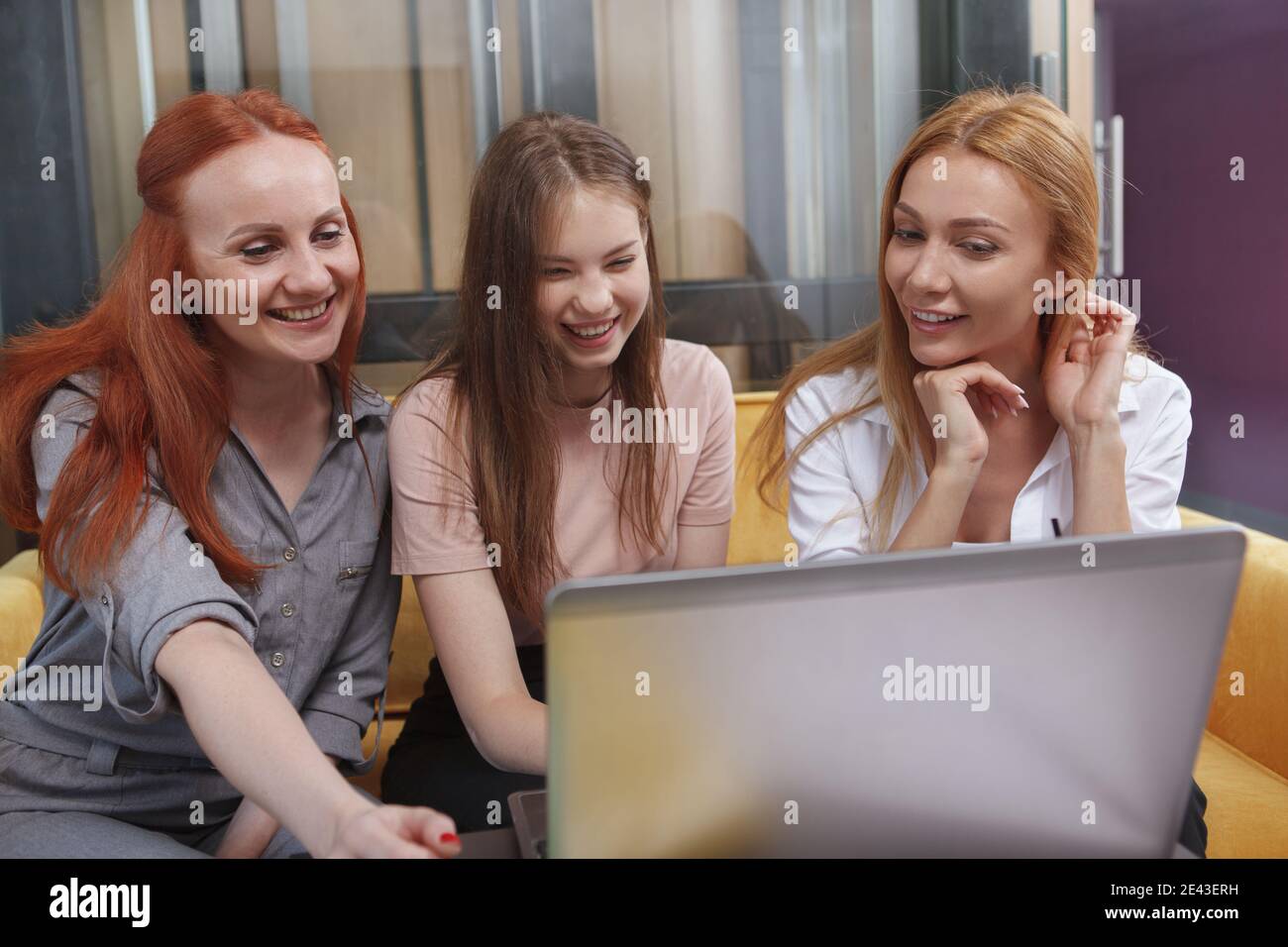 Team work ladies hi-res stock photography and images - Alamy