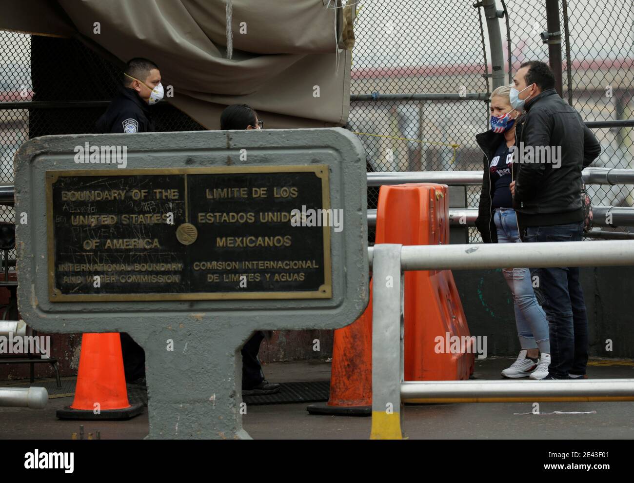 Mexico border migrants talk hi-res stock photography and images - Alamy