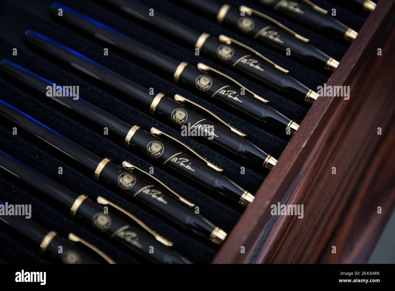 Signature issue hi-res stock photography and images - Alamy