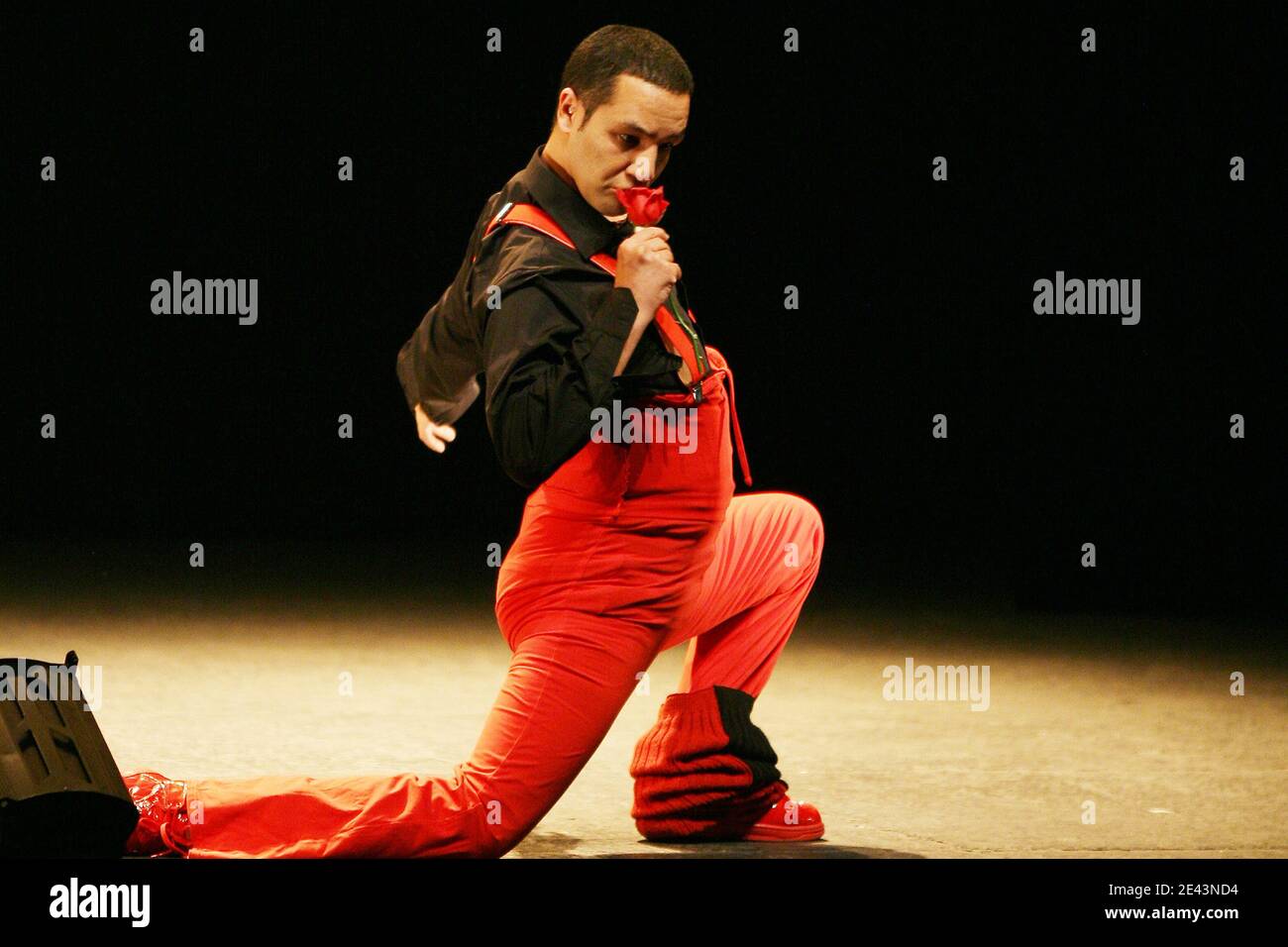 Cartouche on stage during his new show 'Les femmes sont des hommes ...
