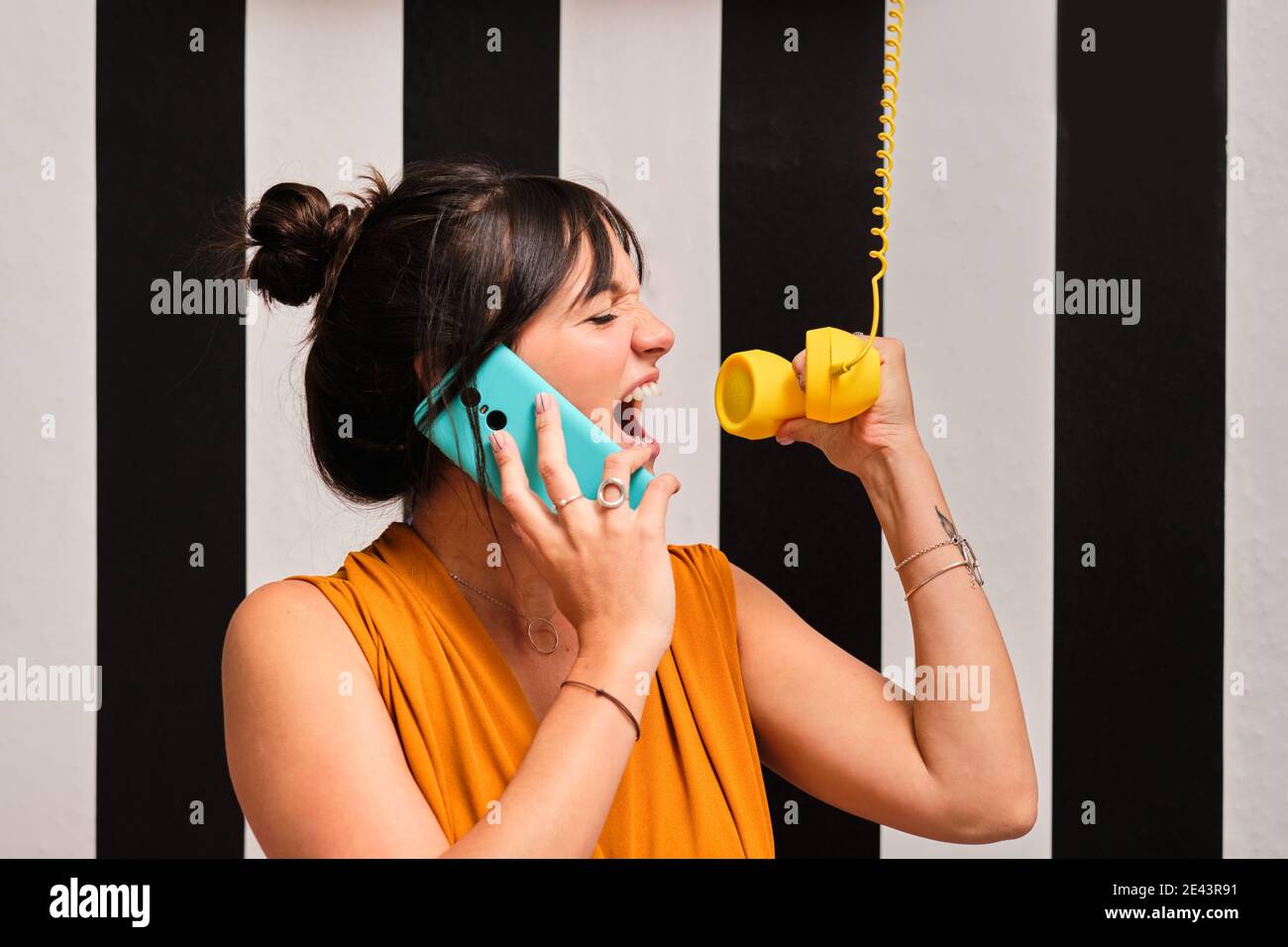 Woman scream telephone vintage hi-res stock photography and images - Alamy