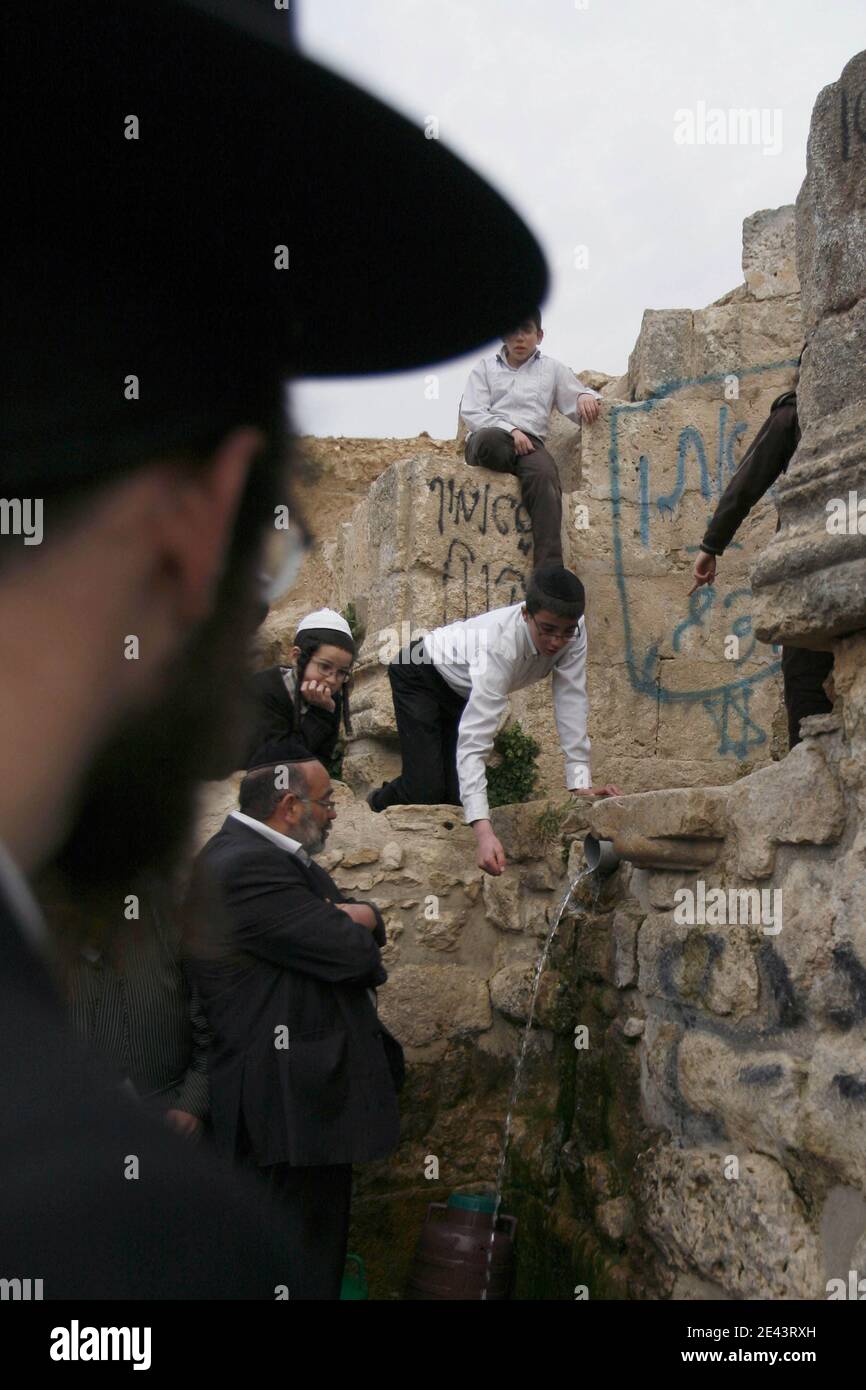 Israelites exodus from egypt hi-res stock photography and images - Alamy